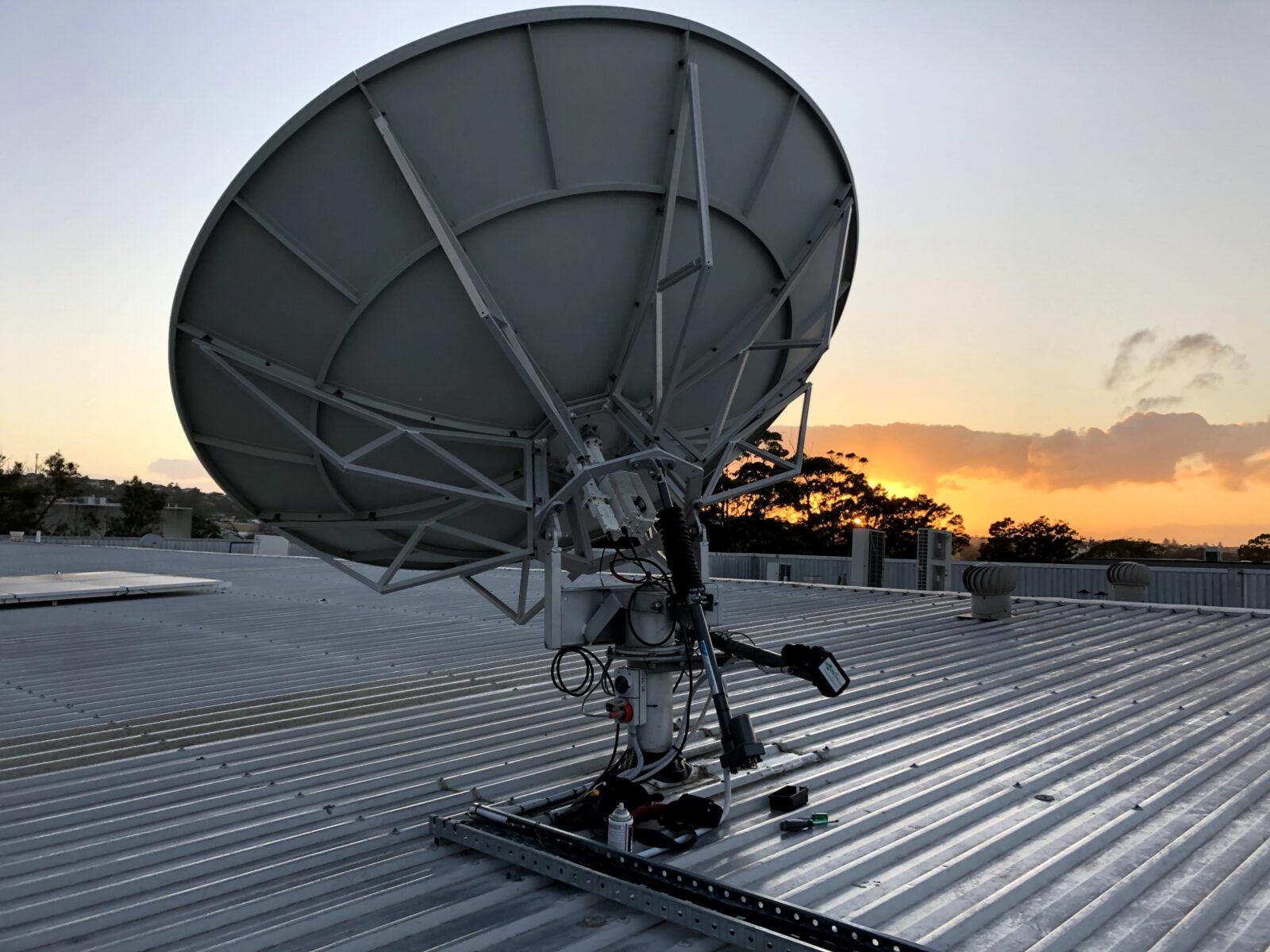 2.4m Dual Axis Tracking Ku Band Inclined Orbit Antenna System | Av-Comm ...